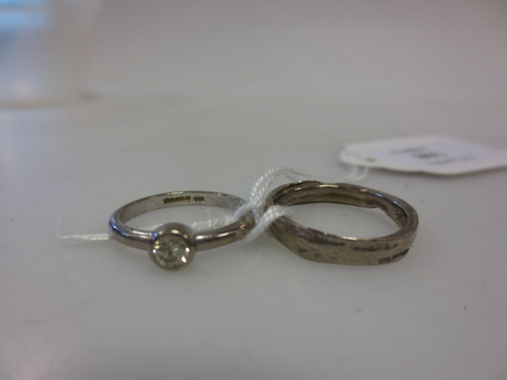 Lot 891 - An 18ct white gold collet set diamond ring