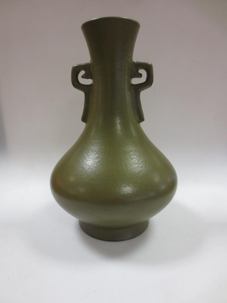 Lot 1 - A Chinese tea dust vase