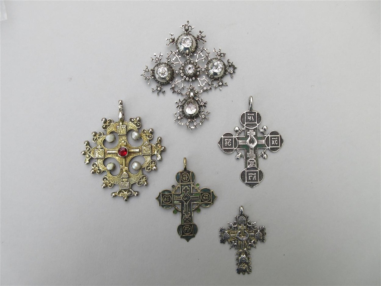 Lot 102 - An 18th century Iberian pendant cross set