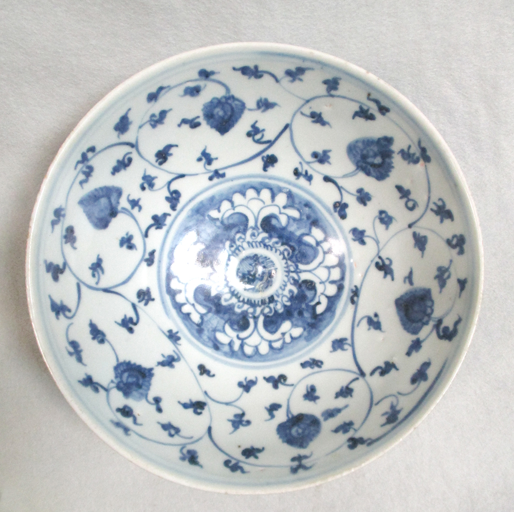 Lot 113 - A 16th century Ming dynasty bowl,