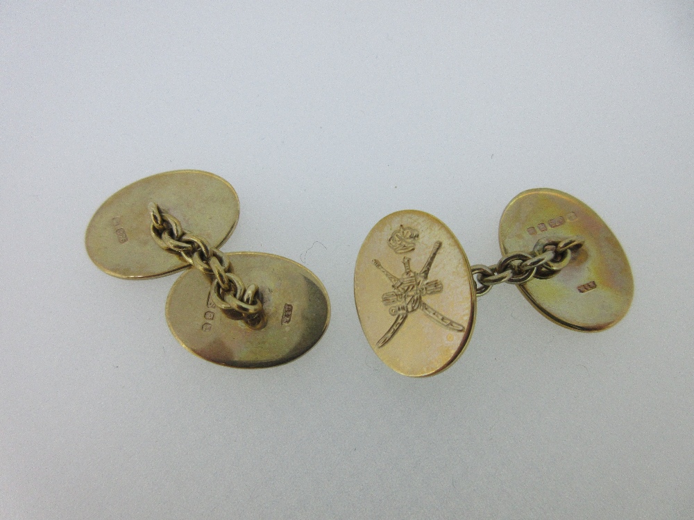 Lot 314 - A pair of 9ct gold double-ended cufflinks