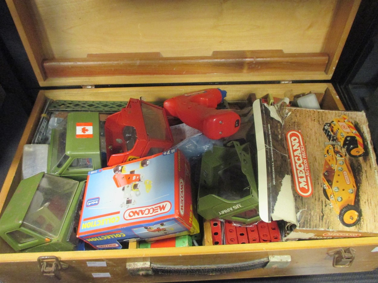 Lot 35 - Meccano, mixed construction sets in a scratch