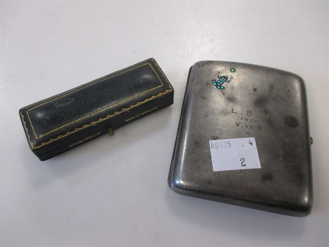 Lot 269 - A pocket cigarette case with a turquoise