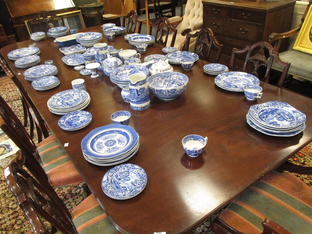 Lot 196 - A Copeland Spode's Italian pattern dinner