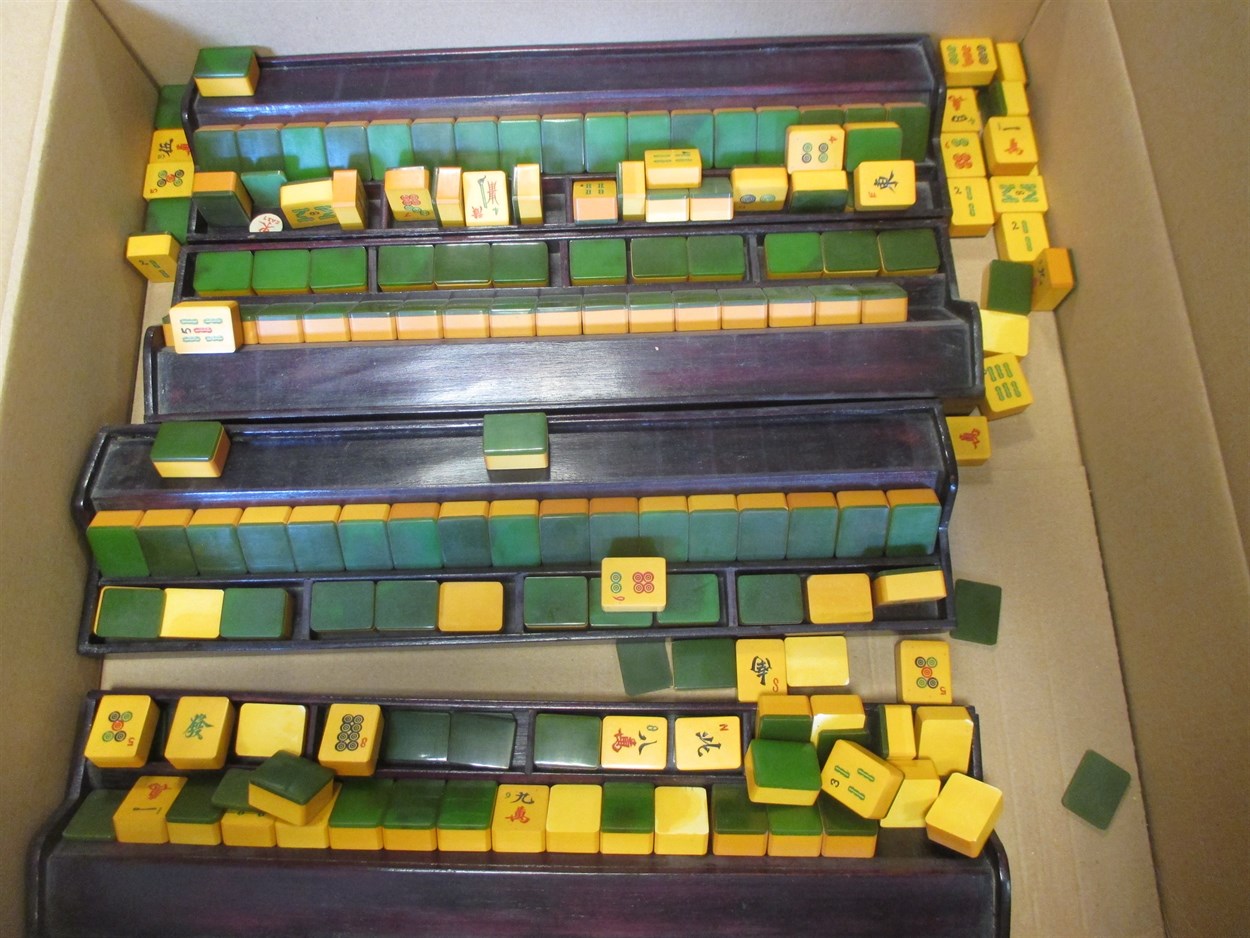 Lot 112 - A Mah Jong playing tiles and four tile