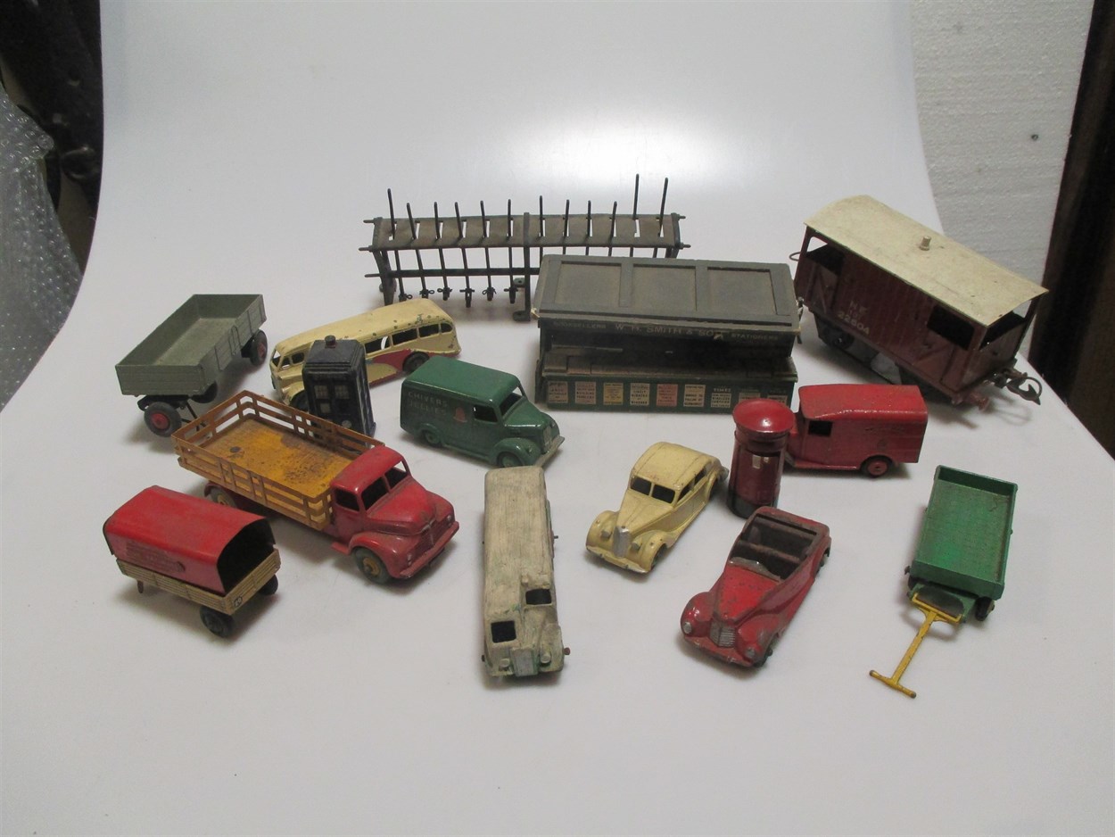 Lot 181 - A collection of die cast Dinky cars and