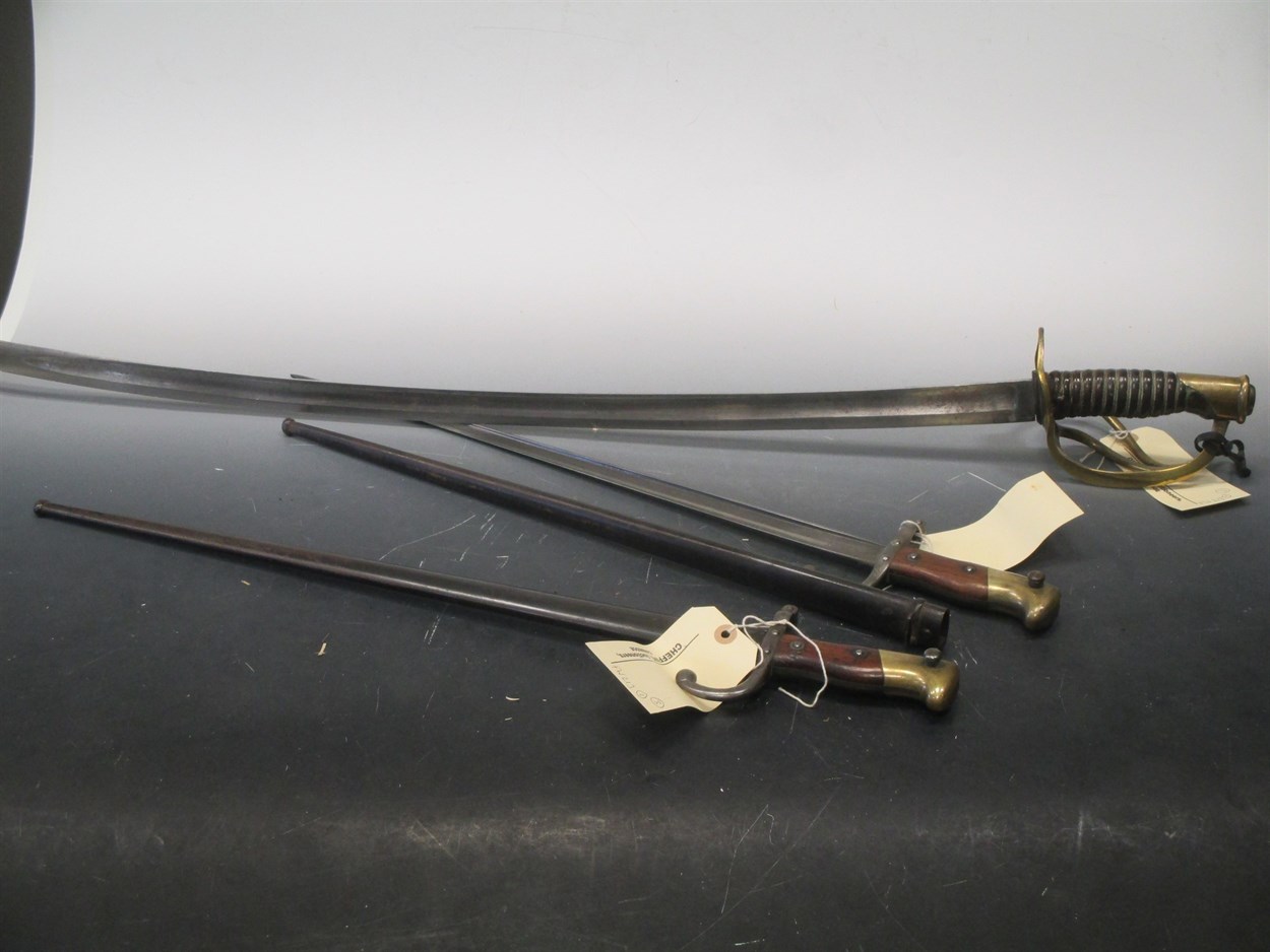 Lot 128 - A late 19th century French cavalry sword
