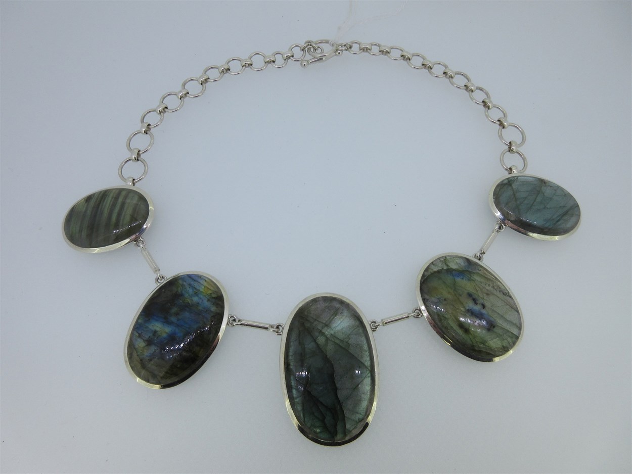 Lot 32 - A labradorite plaque necklace,