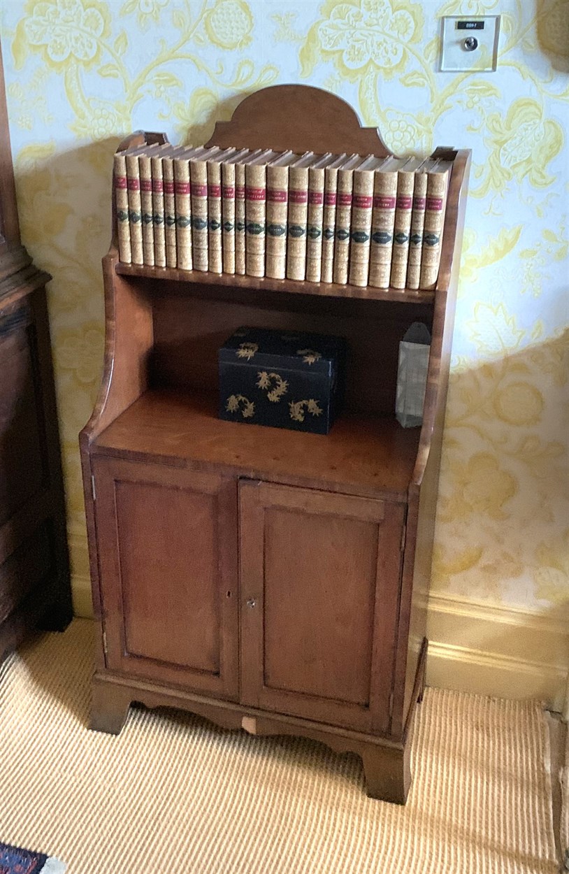 Lot 194 - A small Regency mahogany bookcase,