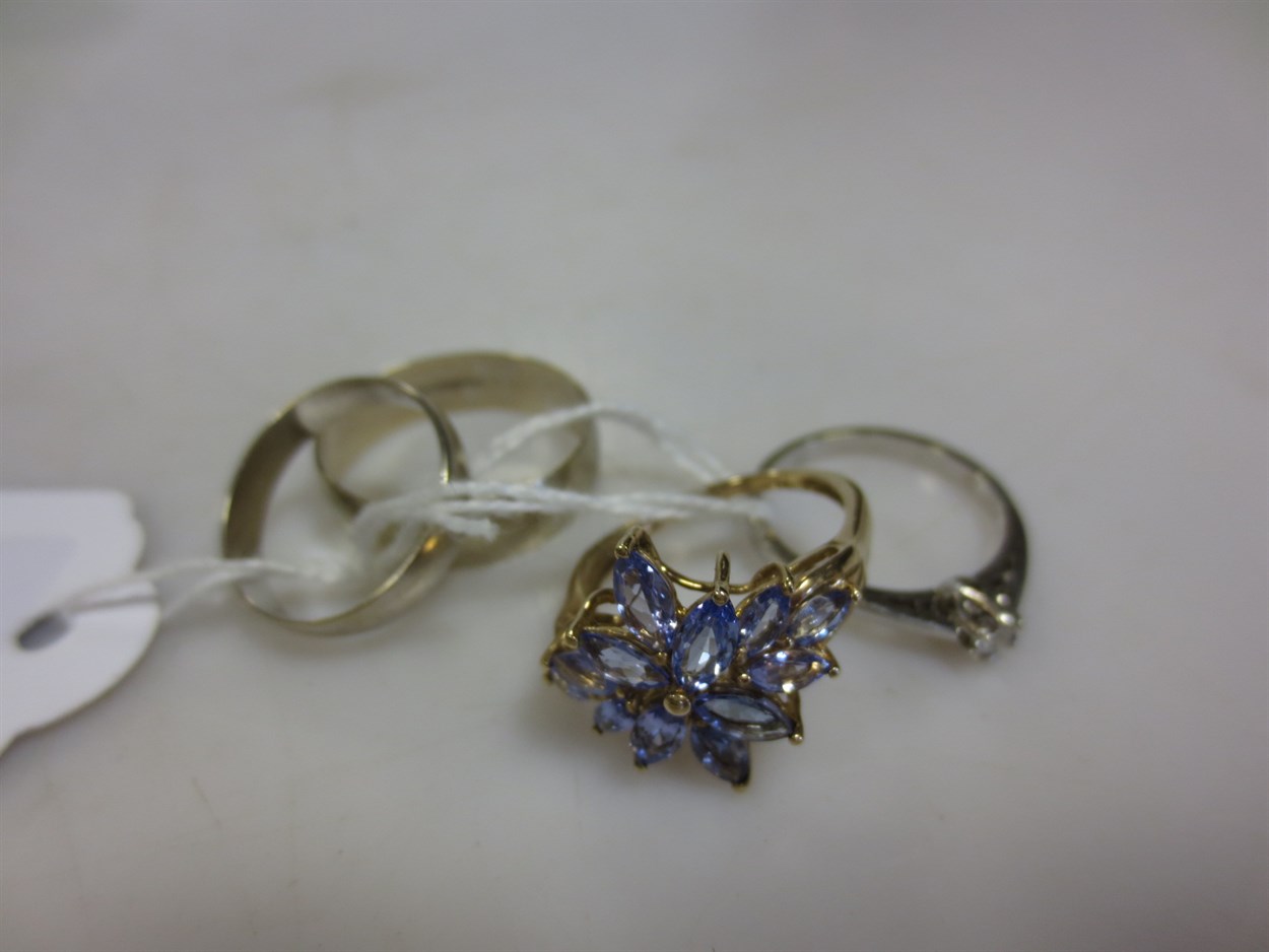 Lot 299 - Two 9ct gold wedding rings, 4.2g, together