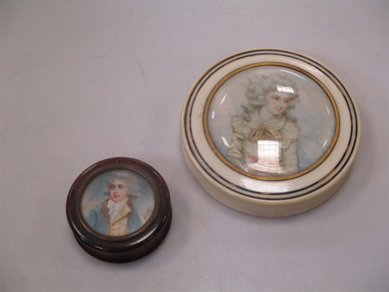 Lot 158 - A 19th century treen circular box with