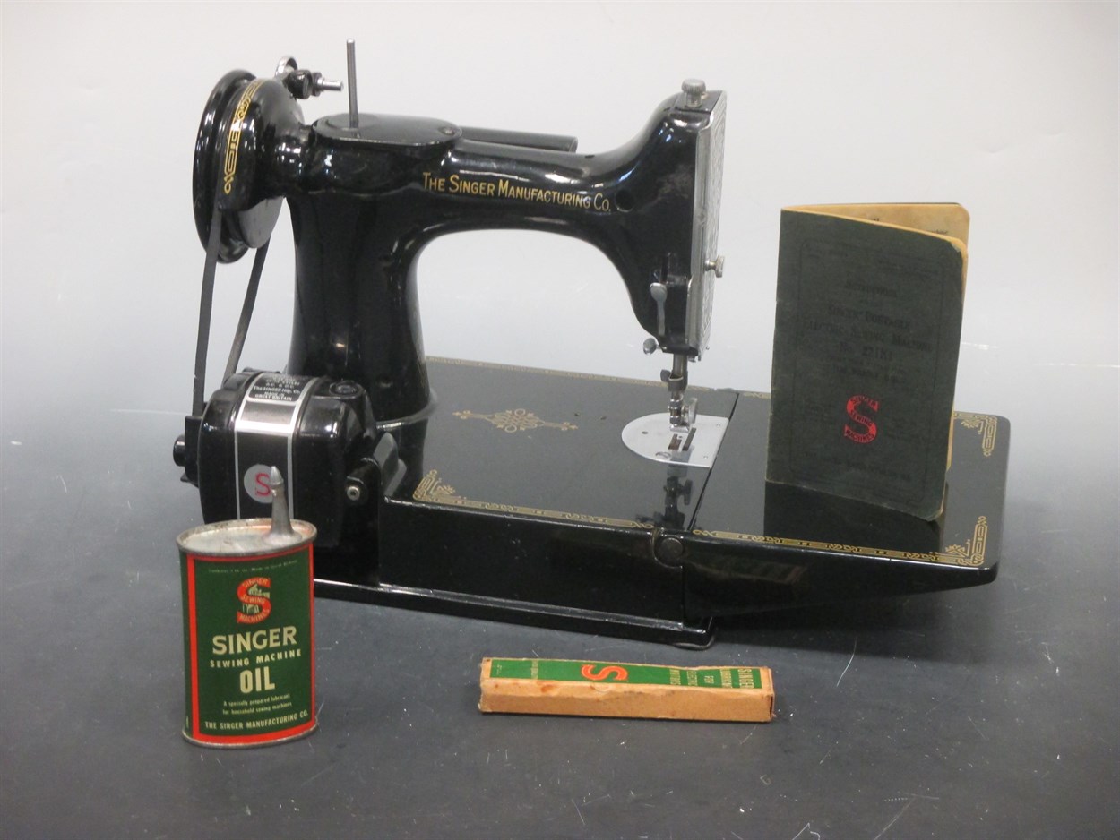 Lot 166 - Singer Sewing Machine
