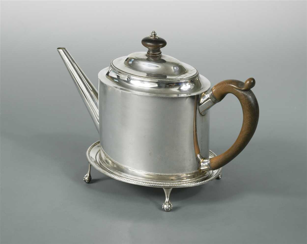 Lot 580 - A George III silver teapot and stand by