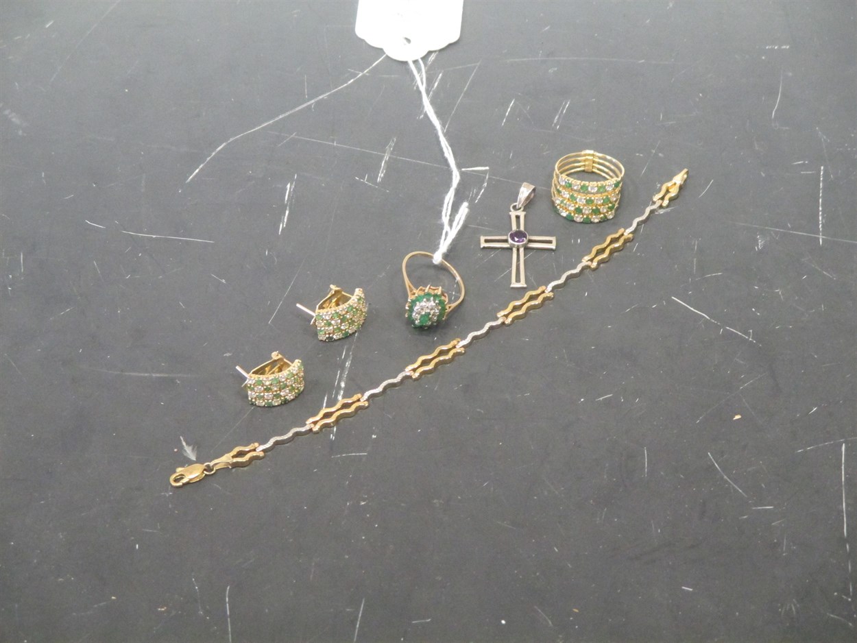 Lot 158 - A green and white stone four band ring and