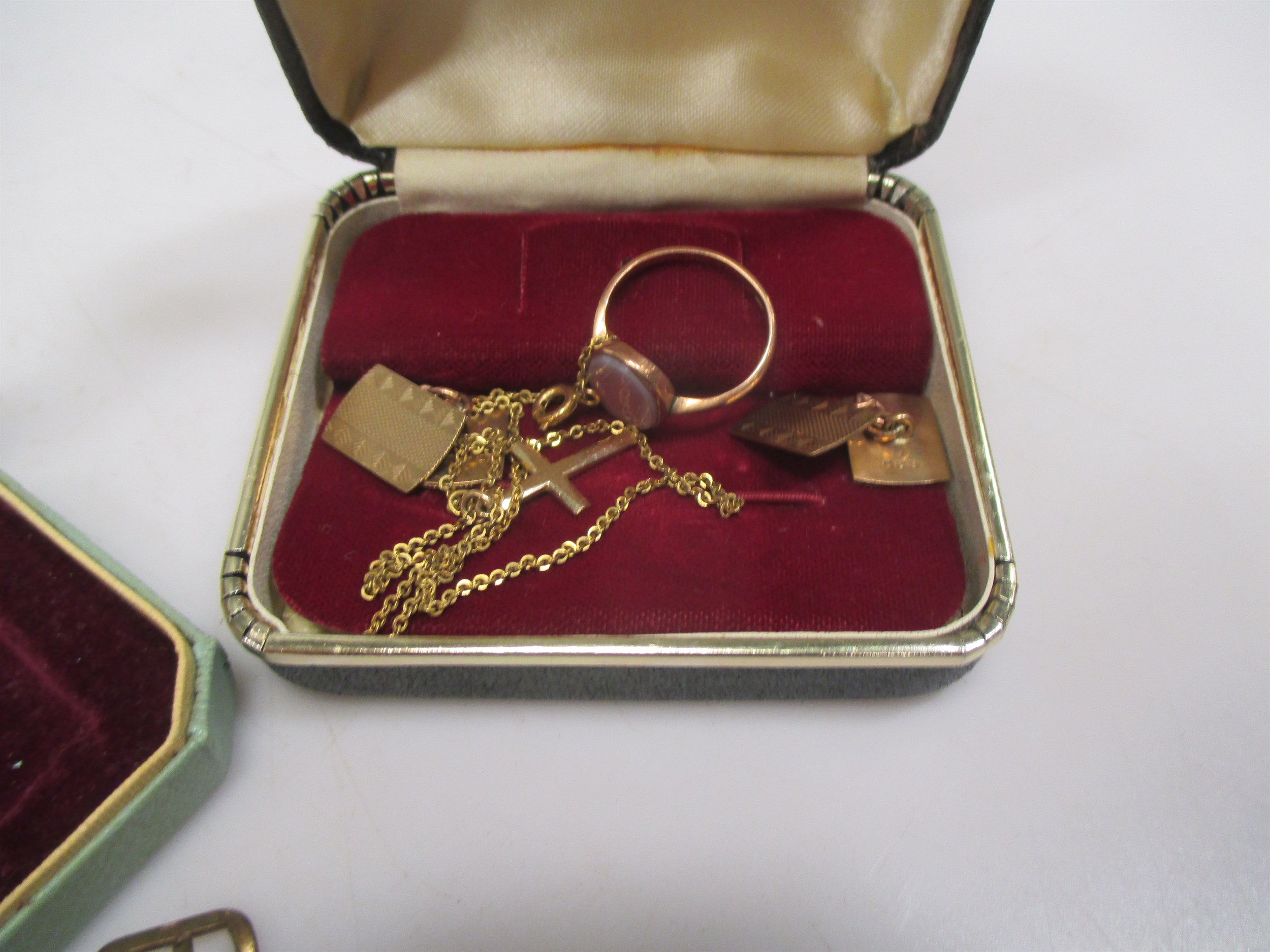 Lot 144 - Gold items