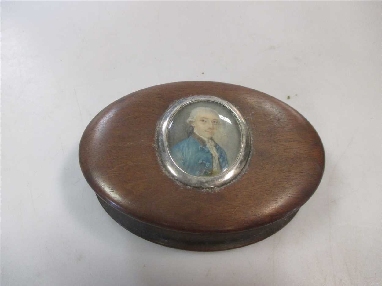 Lot 121 - A late George III mahogany oval snuff box