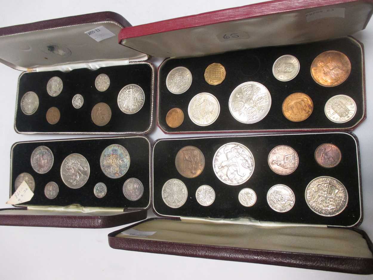 Lot 90 - A 1935 coin set crown-farthing; together with