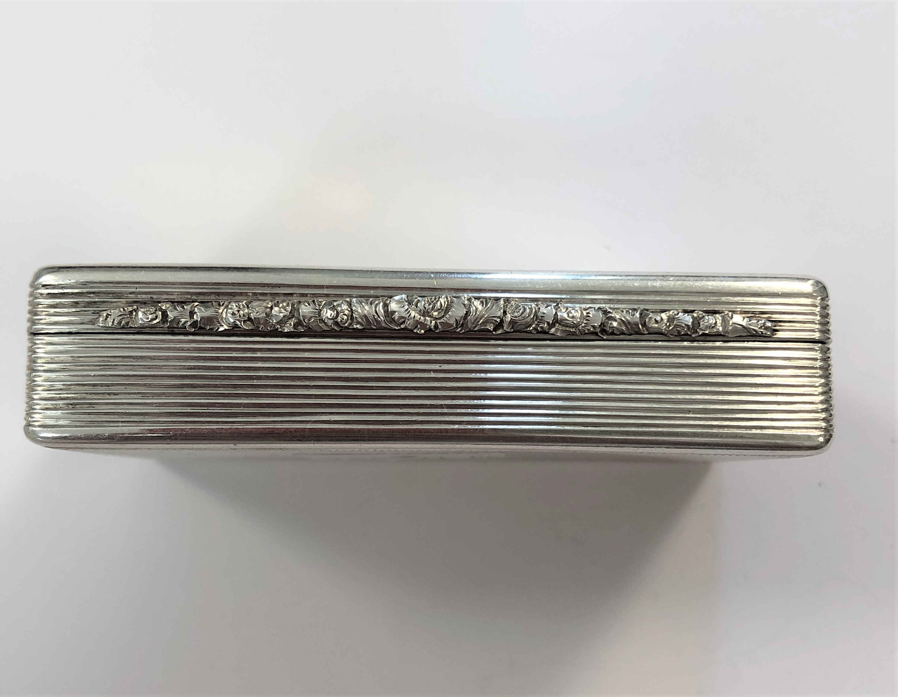 Lot 386 - A Victorian silver snuff box,