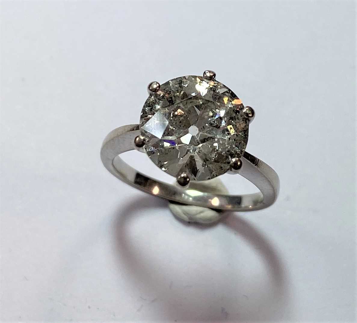 Lot 186 - An impressive single stone diamond ring,
