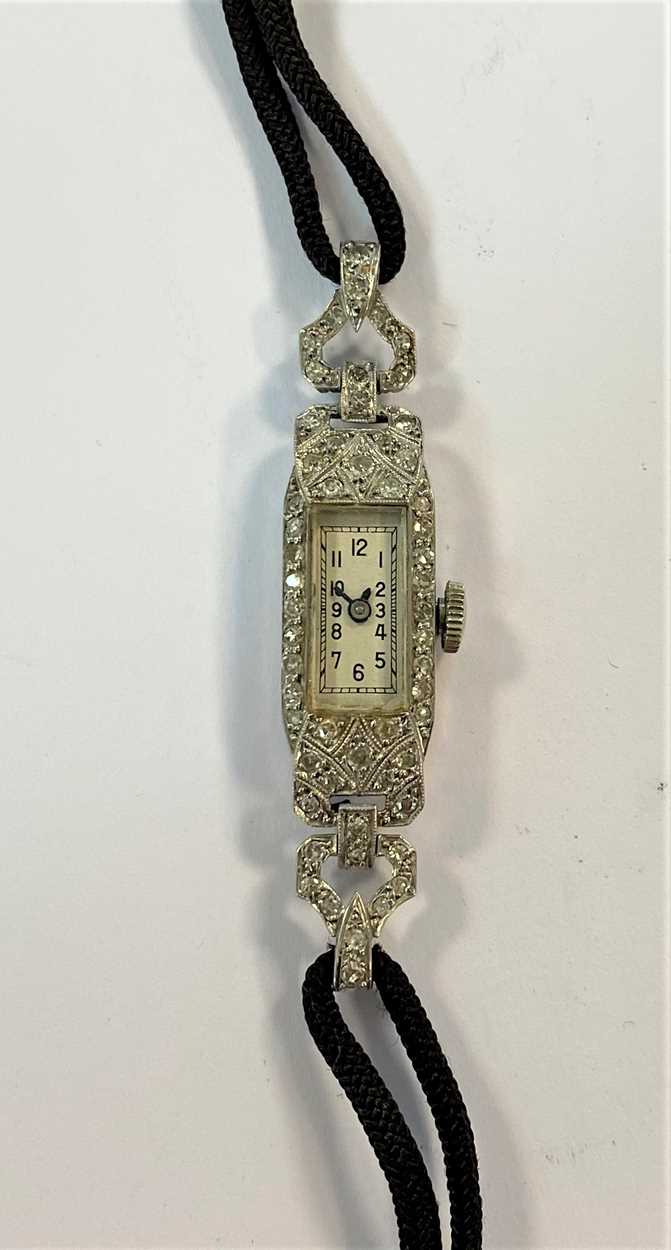 Lot 329 - Unsigned - A lady's diamond set cocktail