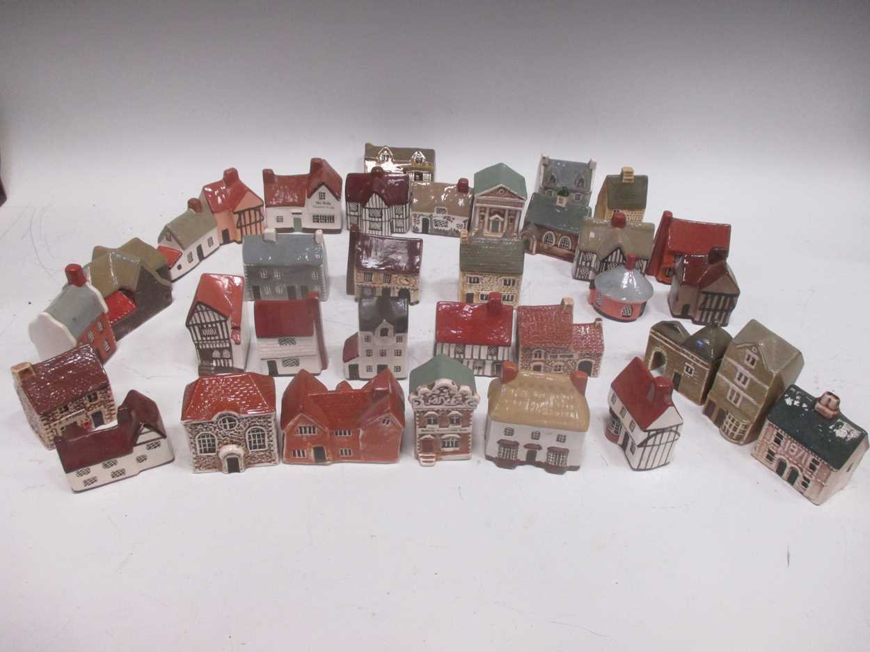 Lot 101 - A quantity of 20th century pottery cottages