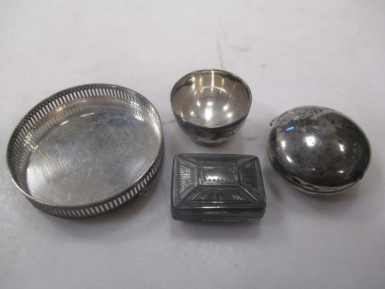 Lot 167 - A miniature silver vinaigrette by Joseph