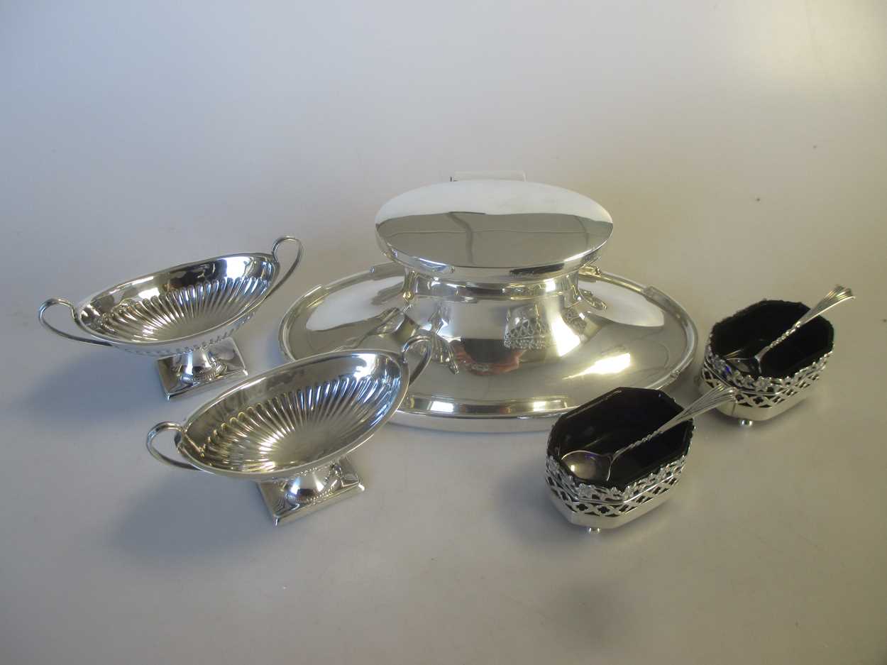 Lot 184 - A silver oval capstan inkwell with glass