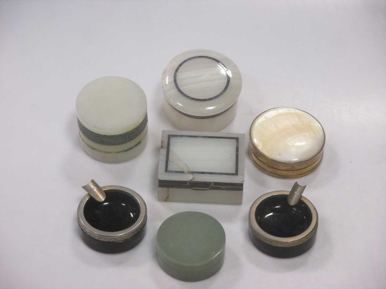 Lot 47 - A snuff box with a mother of pearl lid