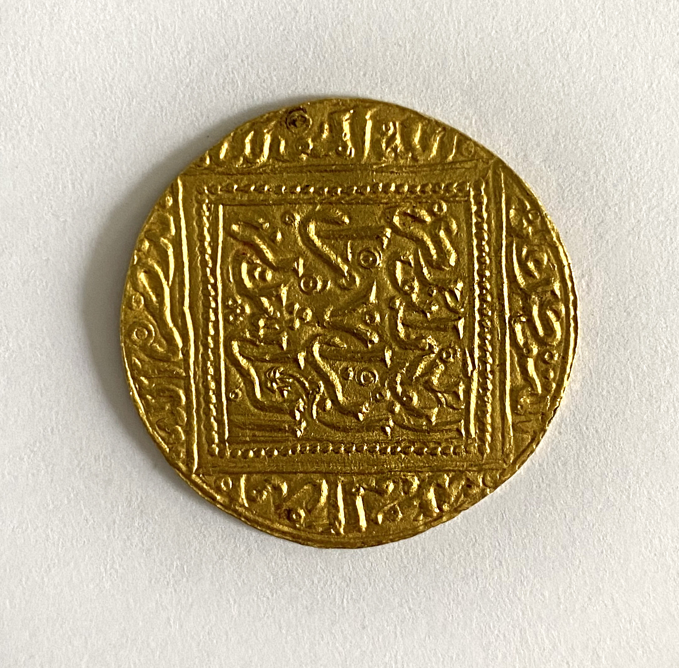 Lot 83 - An Arabic gold coin