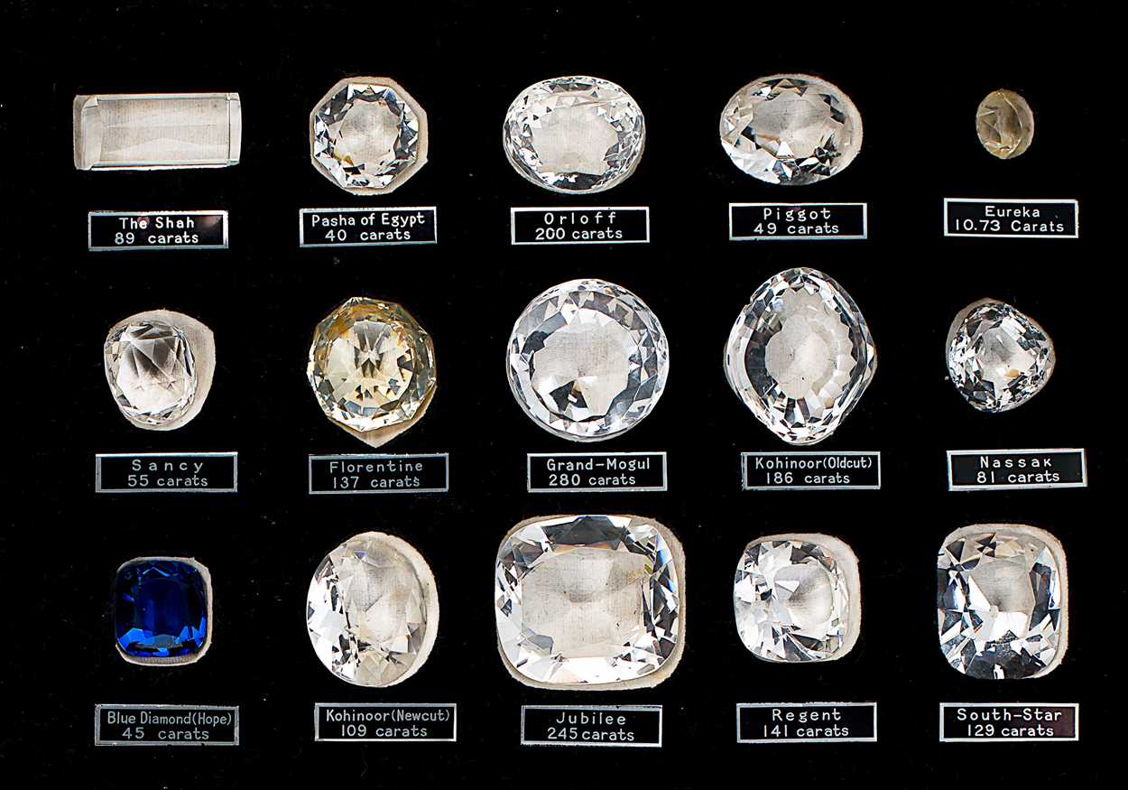 Lot 262 - A cased set of historical diamonds together