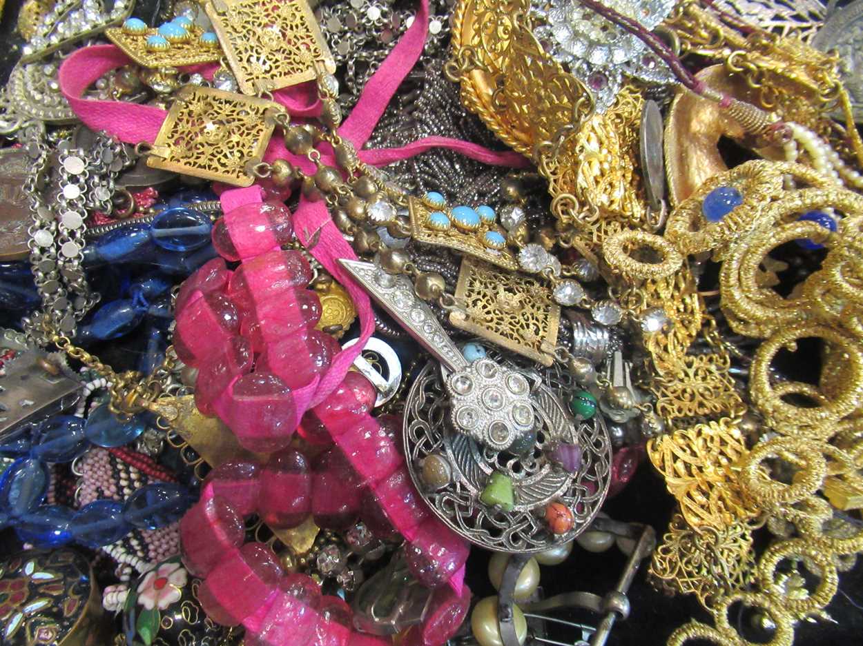 Lot 185 - A quantity of miscellaneous costume