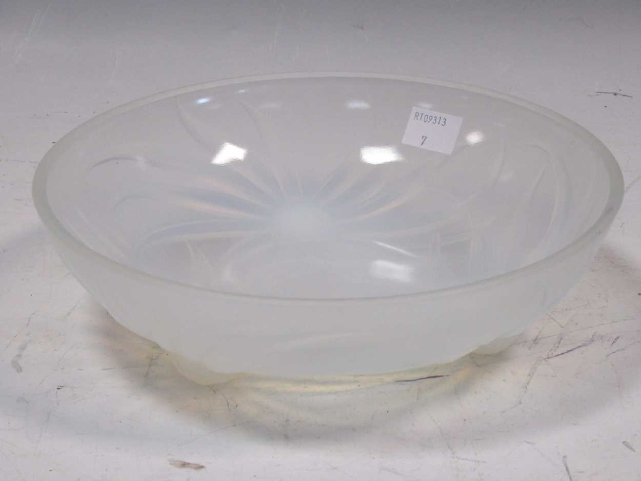 Lot 39 - An Etling opalescent glass bowl, 22cm
