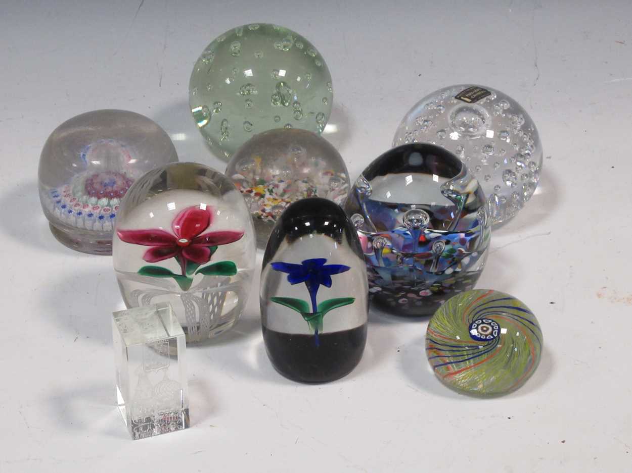 Lot 8 - A collection of paperweights to include