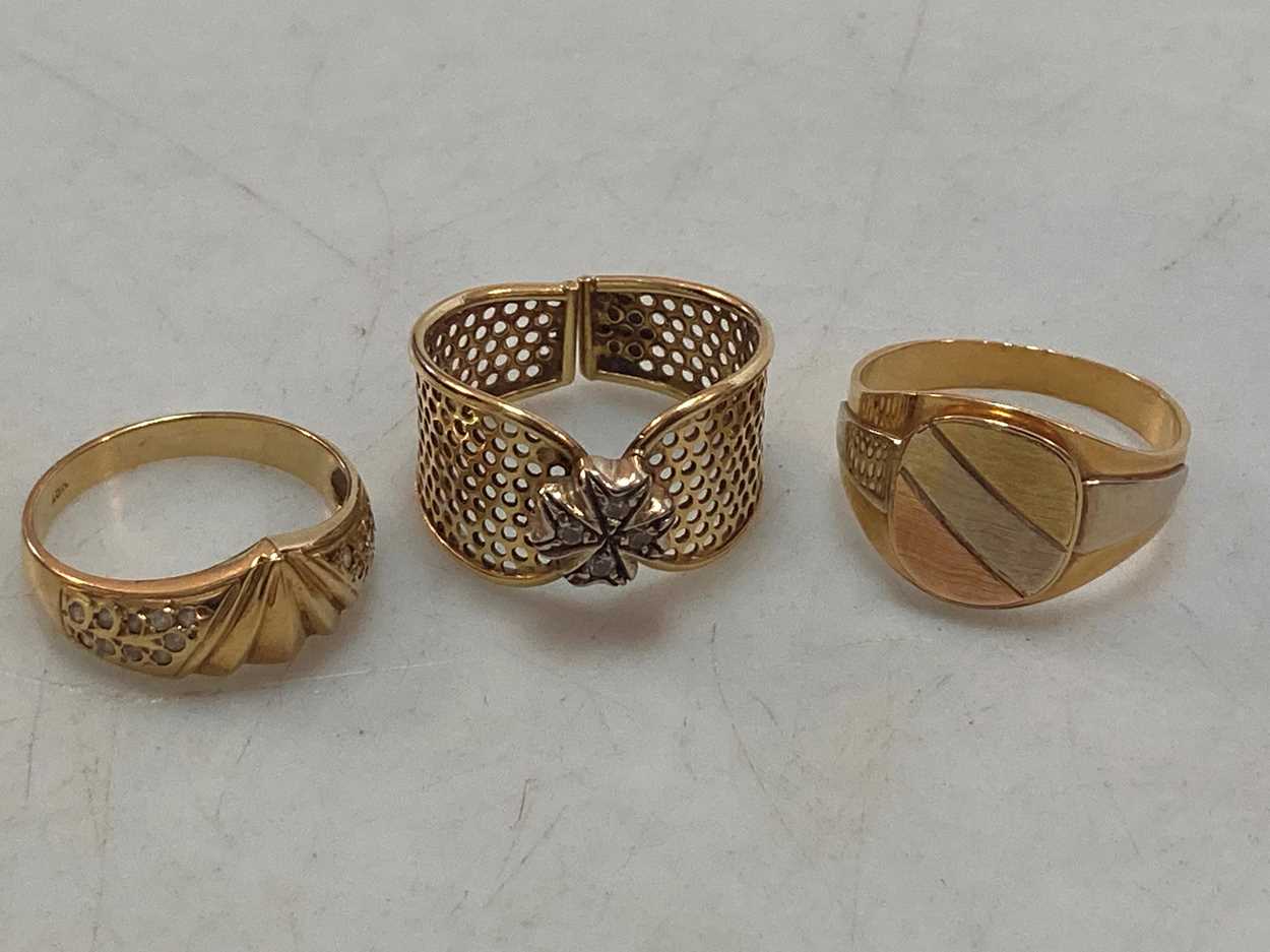Lot 163 - A signet style ring stamped '750, together