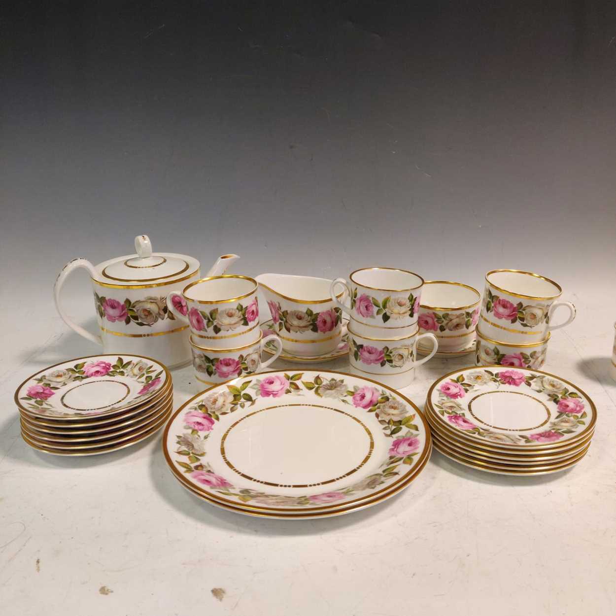 Lot 117 - A Royal Worcester 1969 Royal Garden pattern
