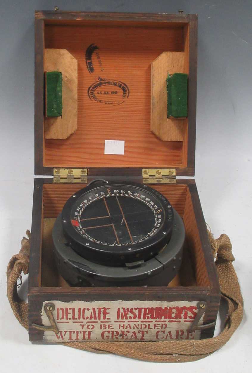 Lot 151 - A WWII boxed RAF aero compass, Type P8, with
