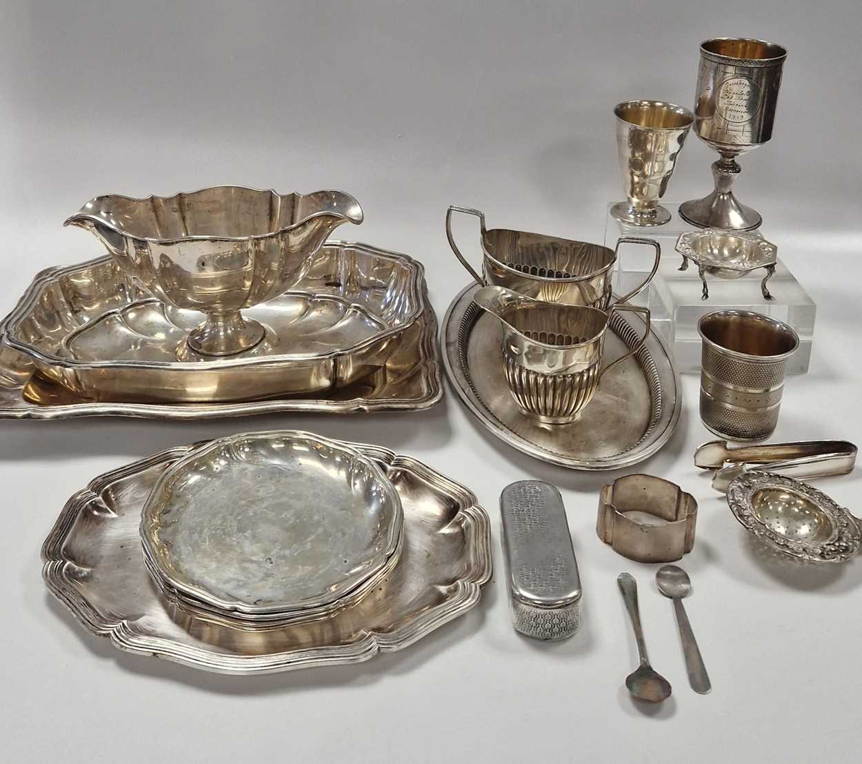 Lot 384 - A silver milk jug and sugar bowl, 209g