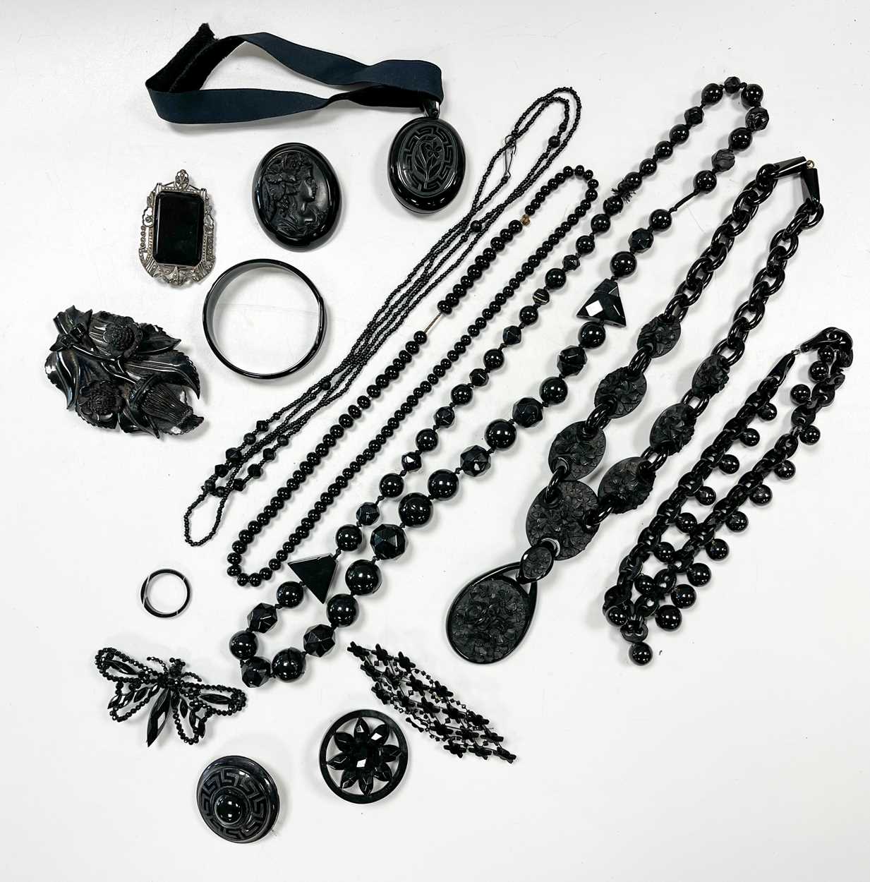 Lot 332 - A collection of jet and imitation jet