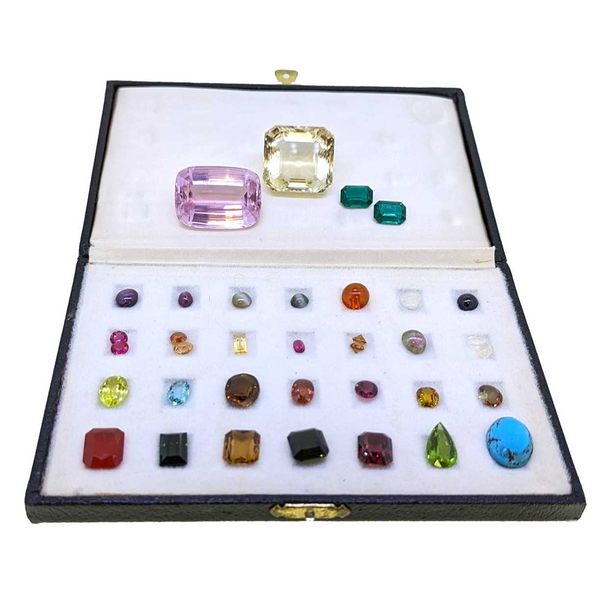 Lot 126 - A collection of loose gemstones,