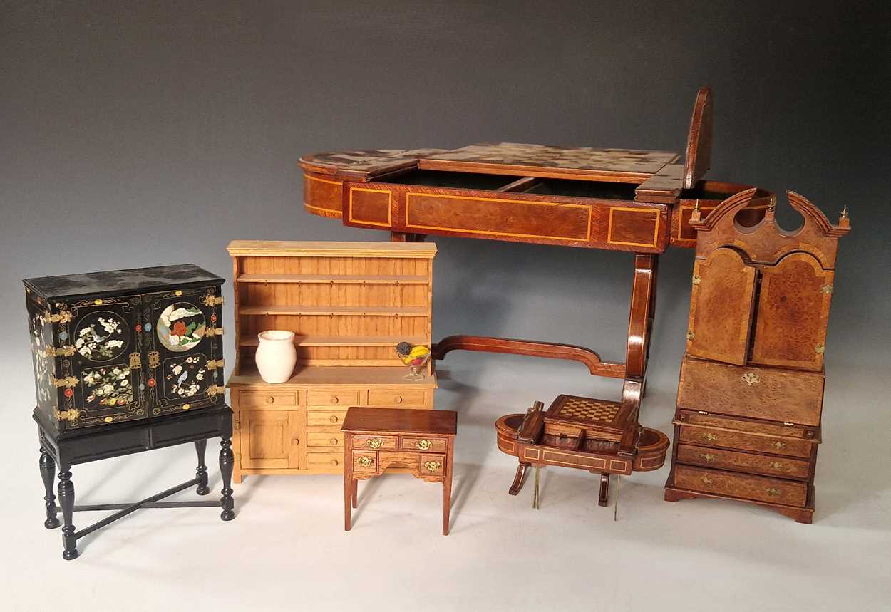 Lot 21 - A group of modern model furniture pieces by