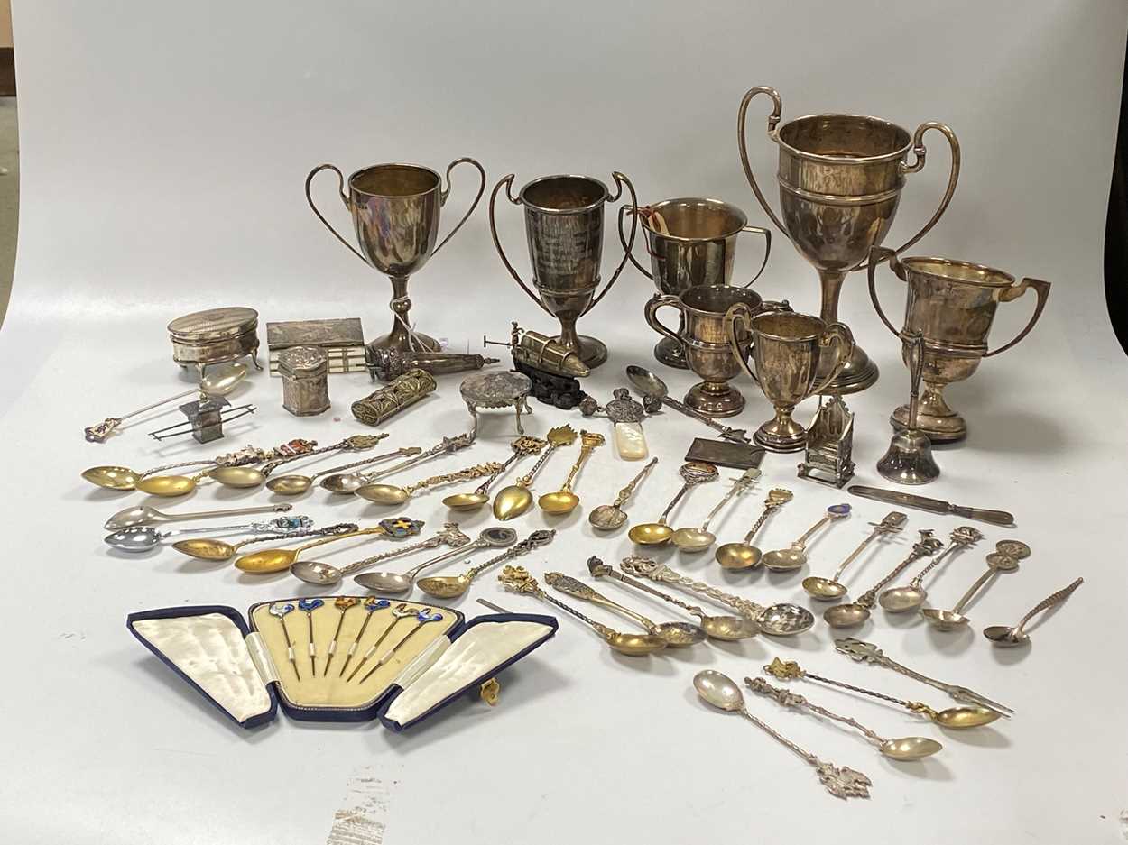 Lot 373 - A collection of silverware including
