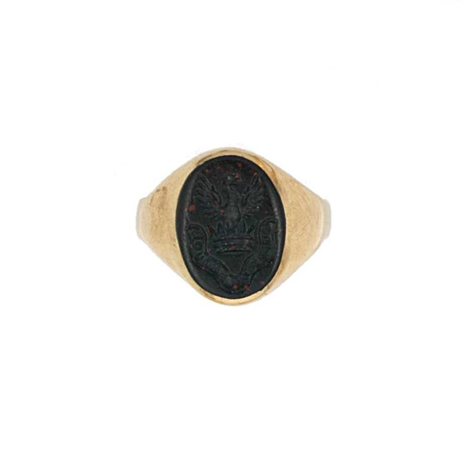 Lot 13 - A bloodstone signet ring,