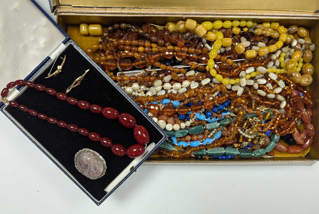 Lot 194 - A large collection of beads, together with a
