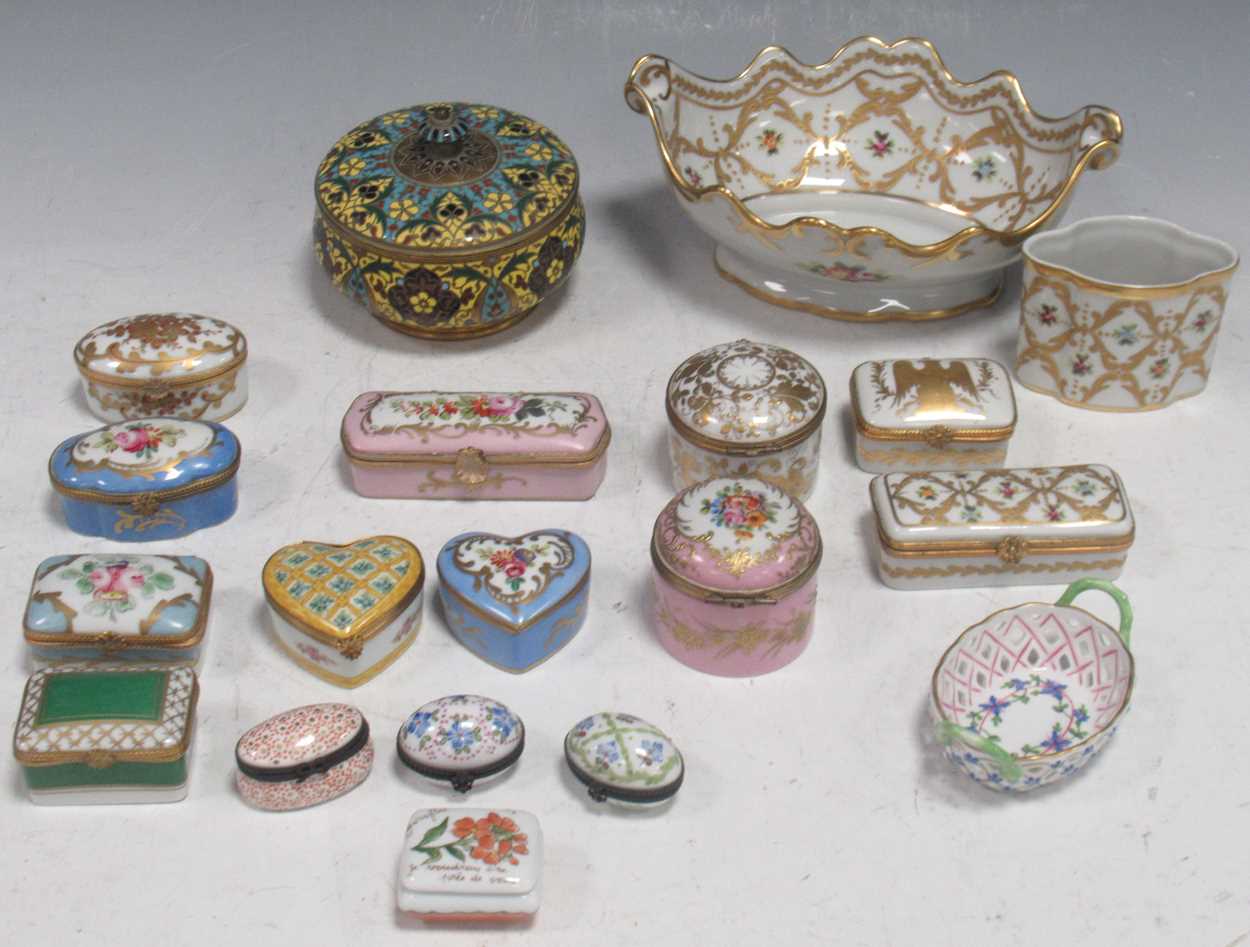 Lot 88 - A collection of porcelain boxes, to include