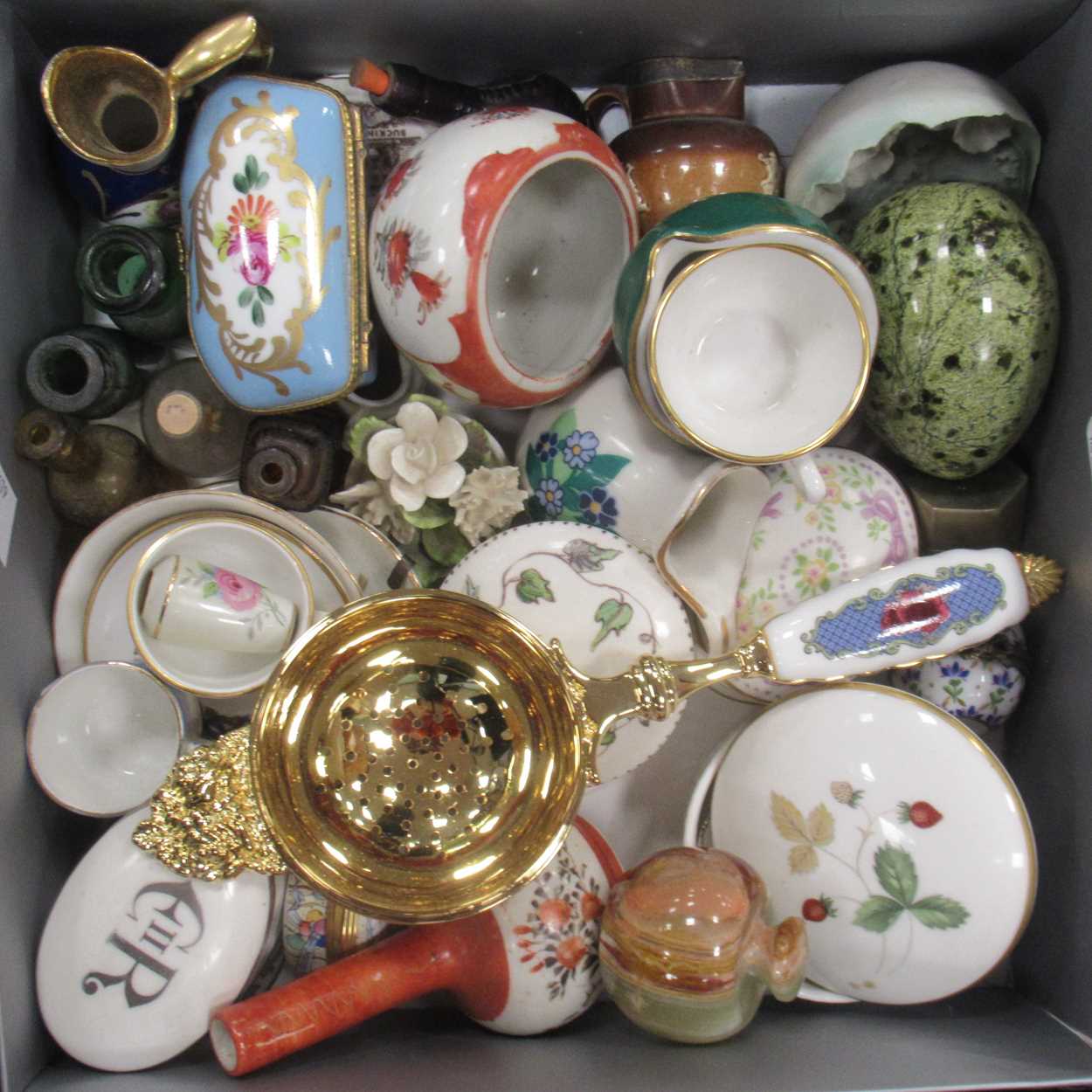 Lot 109 - A large collection of decorative ceramics