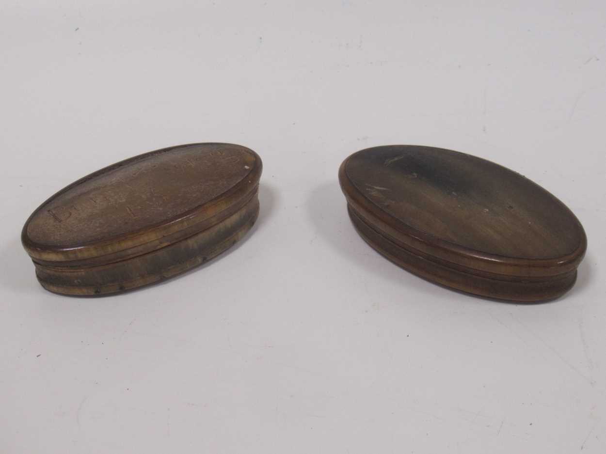 Lot 71 - A pair oval horn snuff boxes (2)