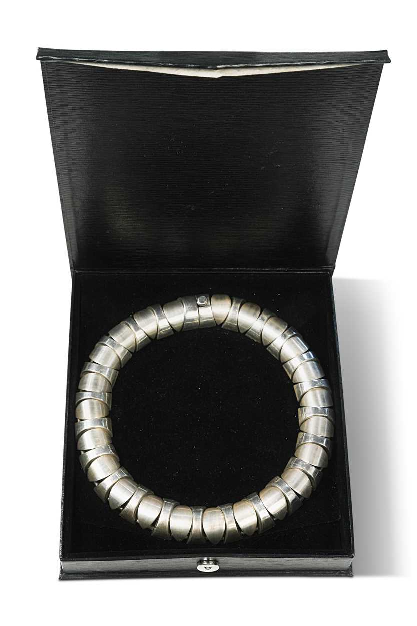 Lot 167 - A modernist silver collarette necklace,