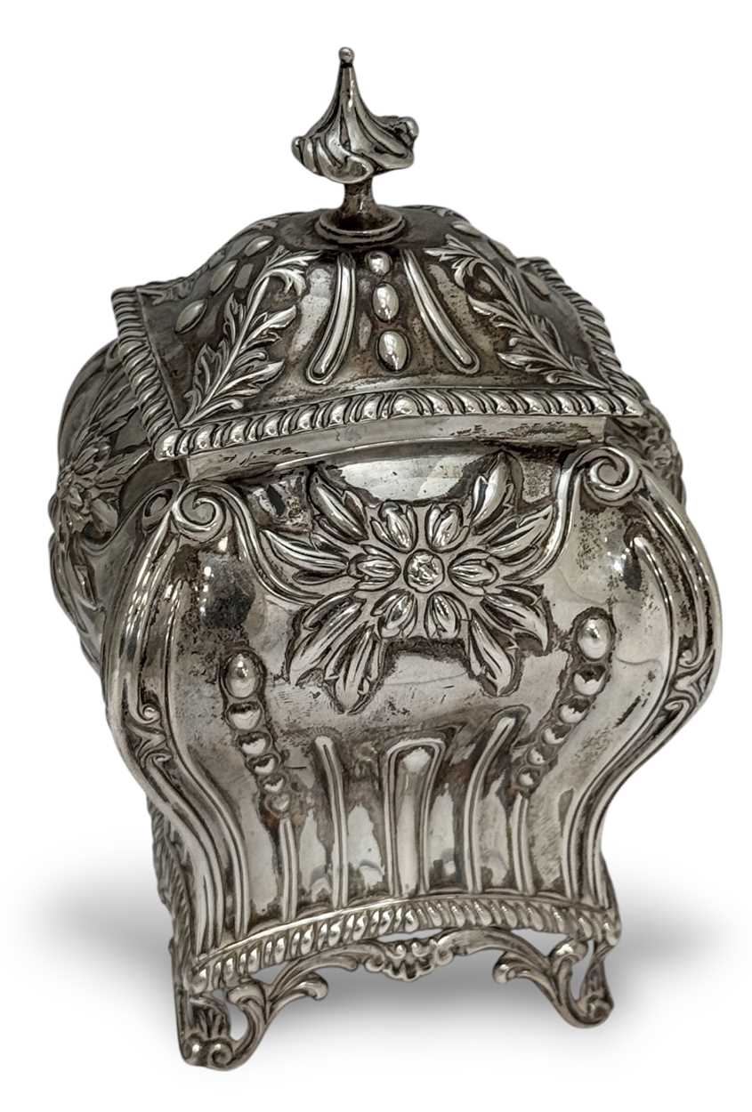 Lot 484 - A Victorian silver tea caddy,