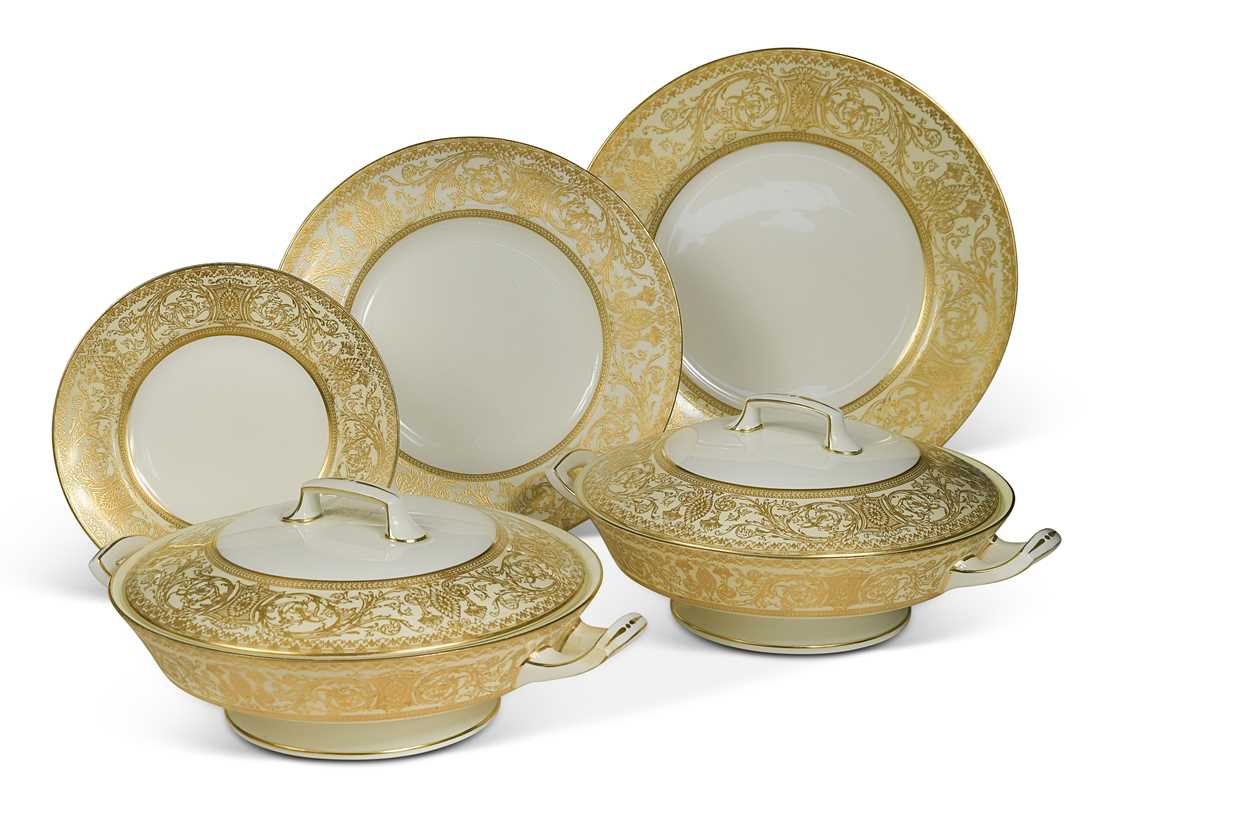 Lot 683 - A Royal Worcester Embassy pattern dinner