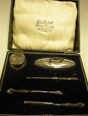 Lot 562 - A silver manicure set